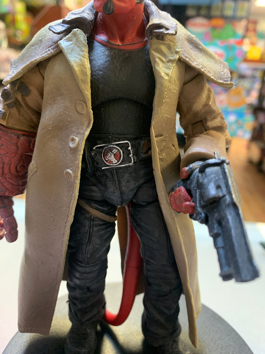 Hellboy with Accessories (Hellboy, Mezco) | Bitz & Buttons